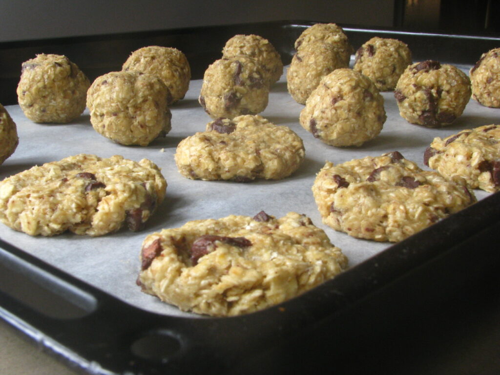 Easy Crispy Oatmeal Chocolate Chip Cookies ~ DeLishas Food