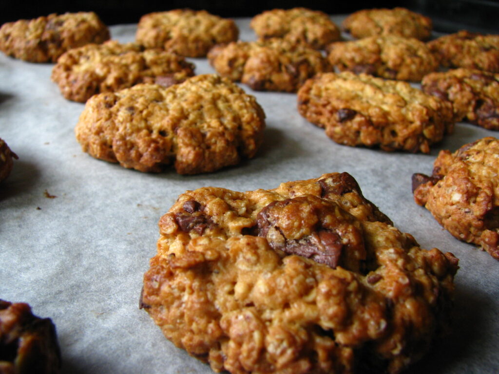 Easy Crispy Oatmeal Chocolate Chip Cookies ~ DeLishas Food