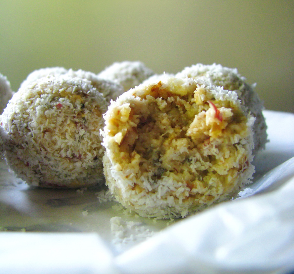 Apple Energy Balls (Quick & Easy) ~ DeLishas Food