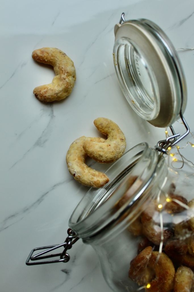Vanillekipferl - German Vanilla Cresent Cookies ~ DeLishas Food